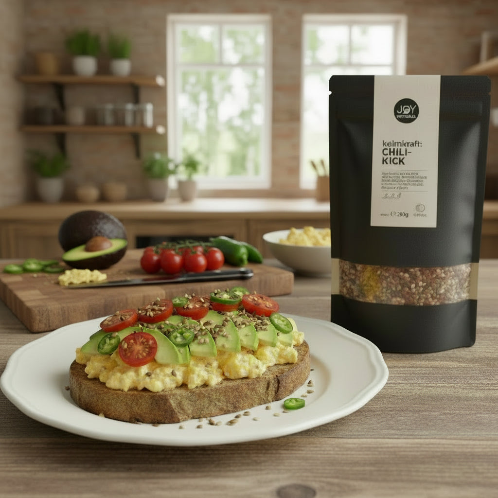 Getoastetes Vollkornbrot mit saftigem Rührei, Avocado & Keimkraftmix C